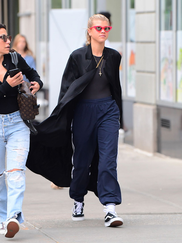 国际名人SOFIA RICHIE 穿上JIMMY CHOO “LOCKETT PETITE”