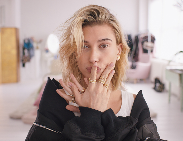 Hailey Baldwin以PANDORA SHINE新品打造绝美造型